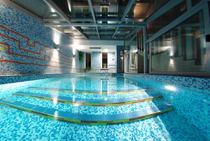 Piscina interior, piscina exterior sazonal, espreguiçadeiras 