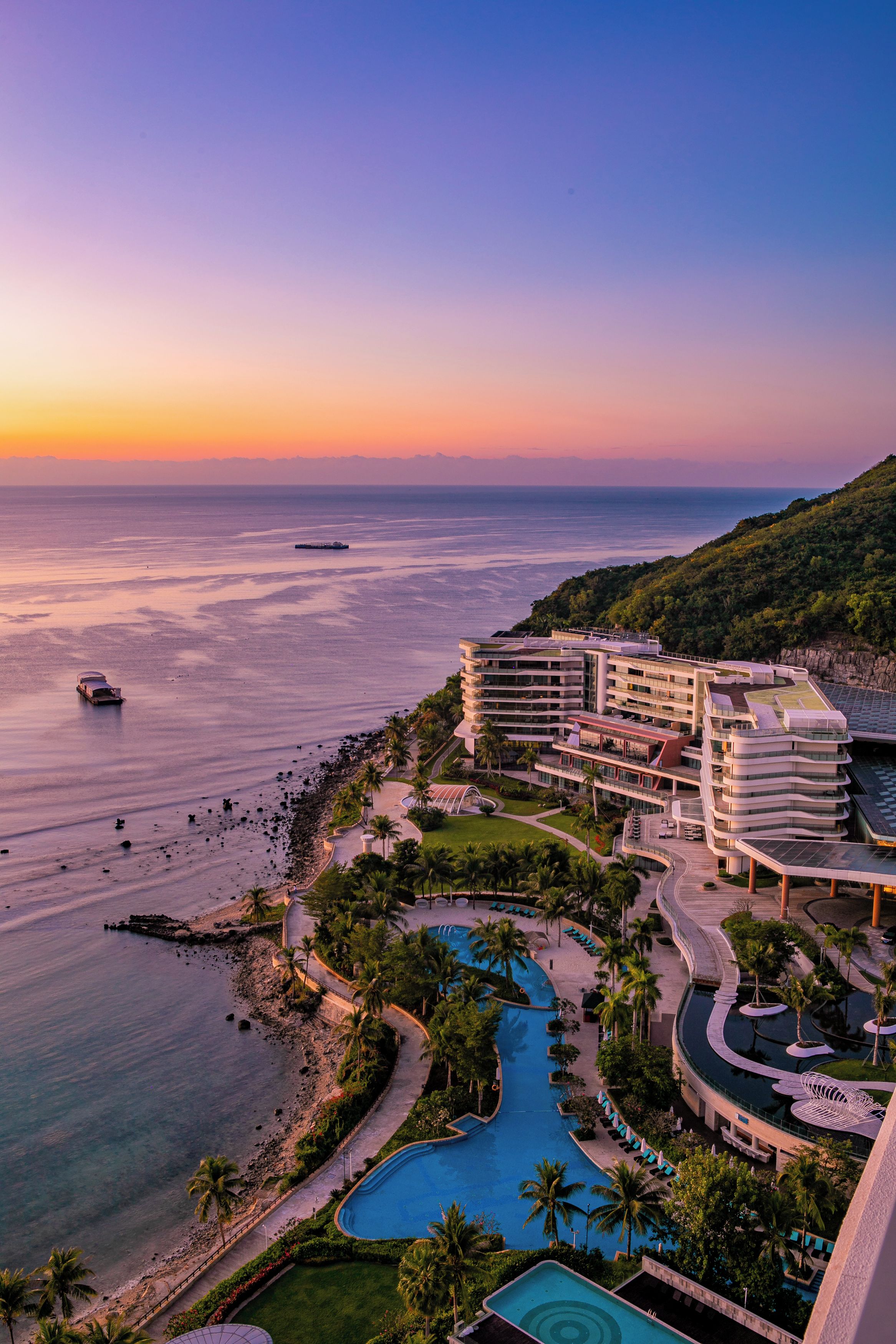 Um resort com piscina, acesso direto à praia e vista para o oceano.