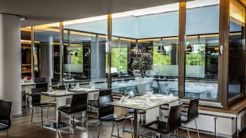 Pequenos-almoços, almoços, jantares servidos, cozinha internacional