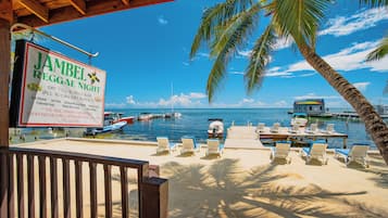 Serviço de café da manhã, almoço, jantar; vistas para a praia