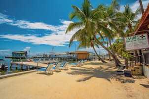 Na praia, praia de areia branca, toalhas de praia 