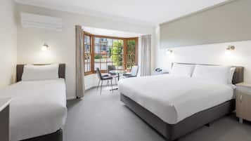 Quarto duplo premium | 2 quartos, roupas de cama premium, frigobar, escrivaninha