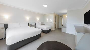 Quarto duplo premium | 2 quartos, roupas de cama premium, frigobar, escrivaninha