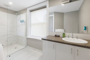 Produtos de toalete grátis, secador de cabelo, toalhas de banho 
