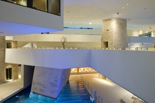 2 piscinas internas, piscina externa, guarda-sóis, espreguiçadeiras