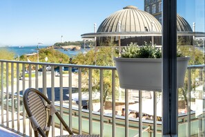 Quarto Standard, vista para o oceano | Cofre no quarto, secretária 