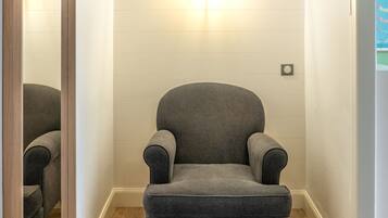 Quarto Twin Superior, casa de banho anexa | Cofre no quarto, secretária