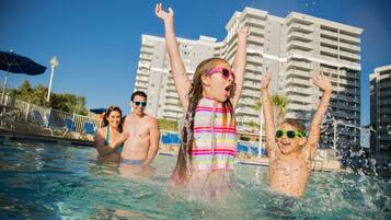 2 piscinas interiores, 6 piscinas exteriores