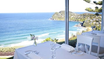 Pequenos-almoços, almoços, jantares servidos, com vista para o oceano