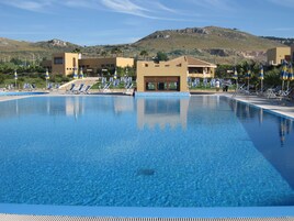 2 piscinas externas, guarda-sóis