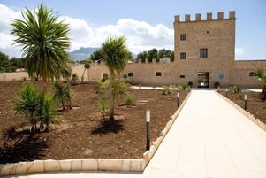 2 piscinas externas, guarda-sóis