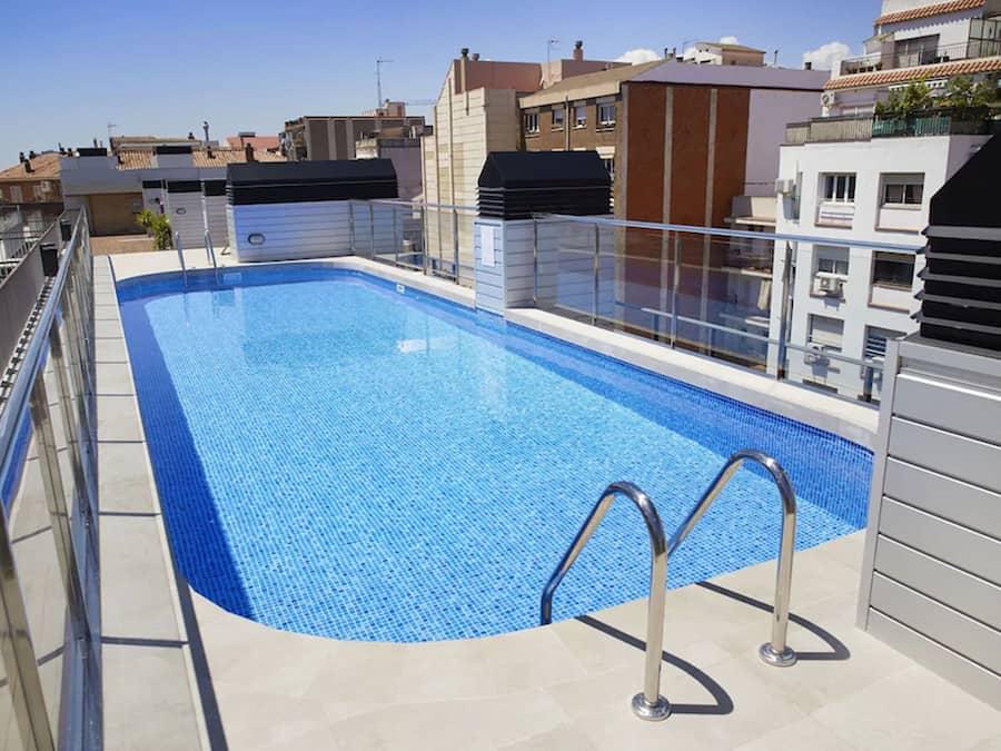Piscina externa sazonal, funciona das 9h às 21h, espreguiçadeiras