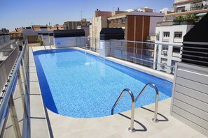 Piscina externa sazonal, funciona das 9h às 21h, espreguiçadeiras