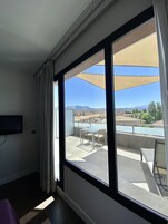 Double Room with Terrace | Cofre no quarto, secretária 