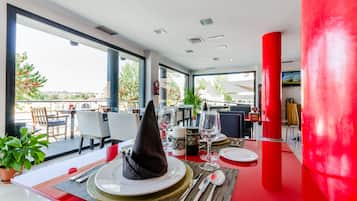 Café da manhã continental diário (EUR 12 por pessoa)
