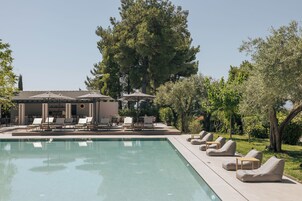Piscina interna, piscina externa sazonal, guarda-sóis, espreguiçadeiras