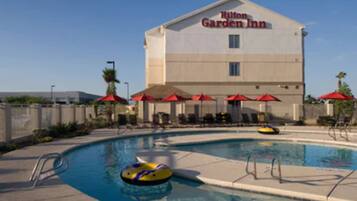 Piscina externa, guarda-sóis, espreguiçadeiras