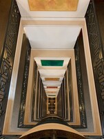 Frigobar, cofres nos quartos, escrivaninha