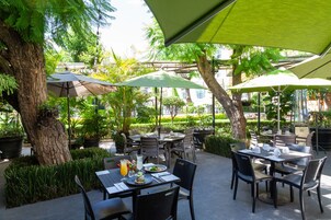 Serviço de café da manhã, almoço, jantar; vistas para o jardim