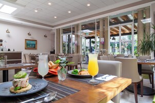 Serviço de café da manhã, almoço, jantar; vistas para o jardim