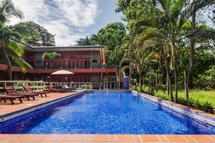 2 piscinas exteriores 