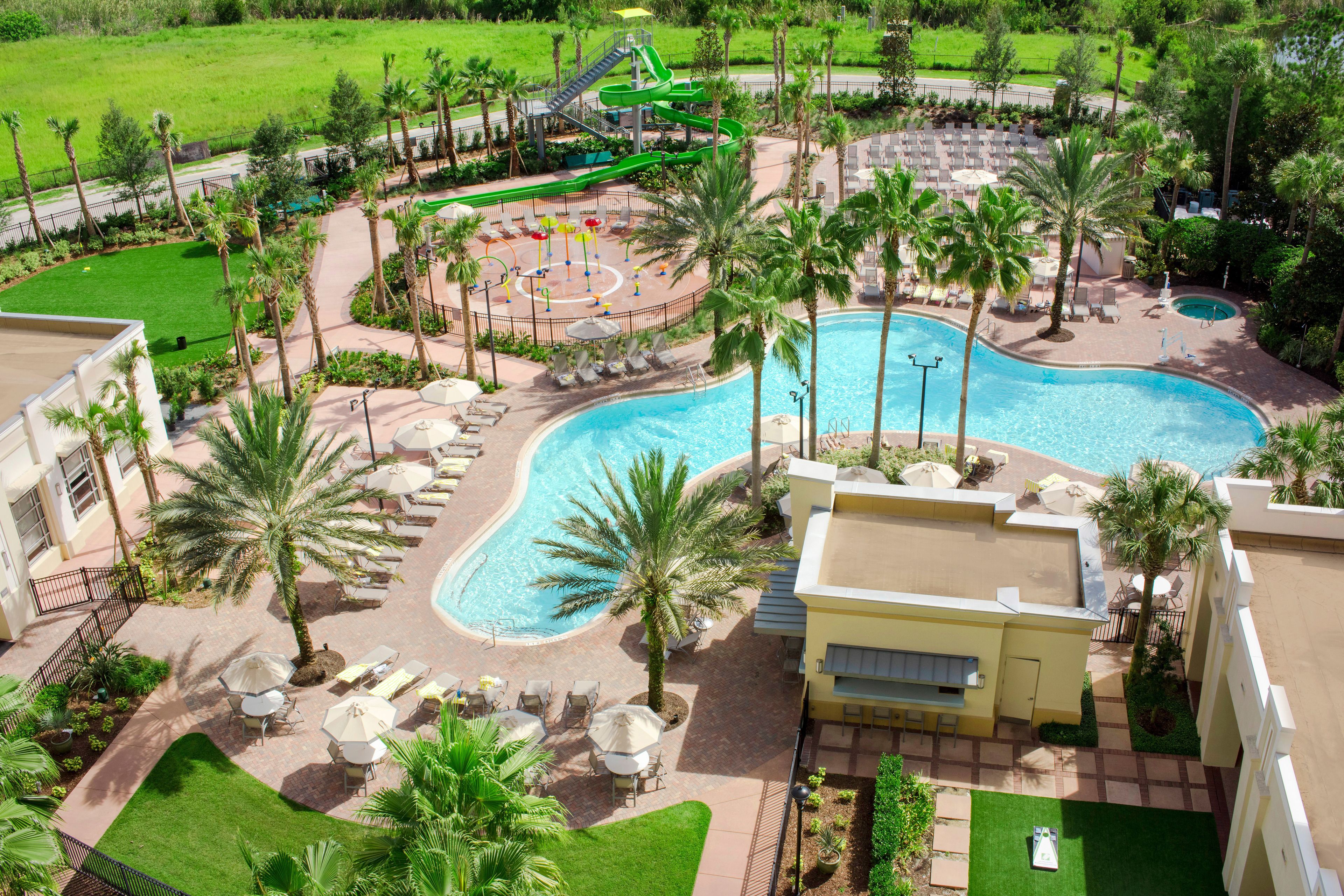 Piscina externa, guarda-sóis, espreguiçadeiras