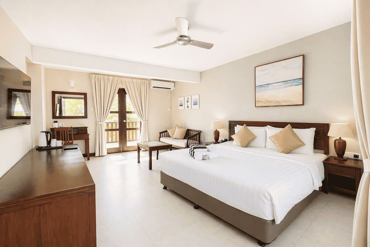 Quarto casal luxo, sacada | Frigobar (abastecido com itens grátis), cofres nos quartos, escrivaninha