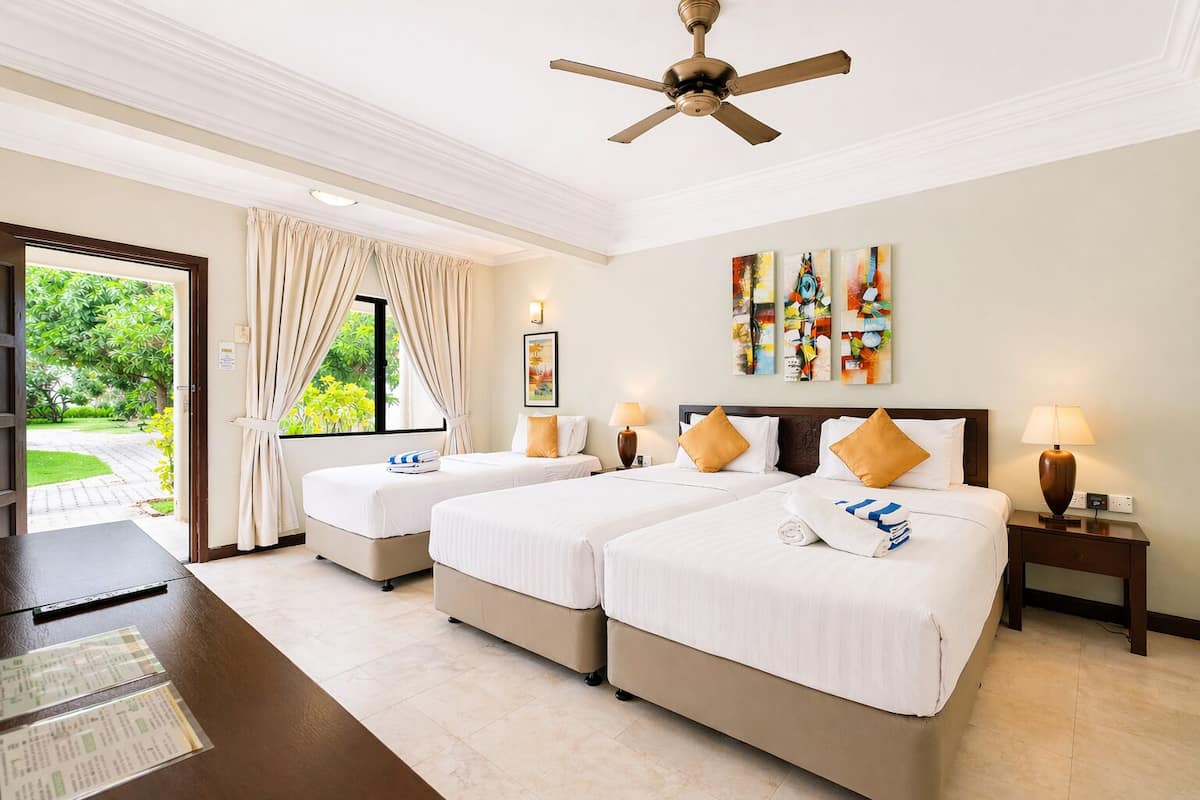 Quarto triplo luxo | Frigobar (abastecido com itens grátis), cofres nos quartos, escrivaninha