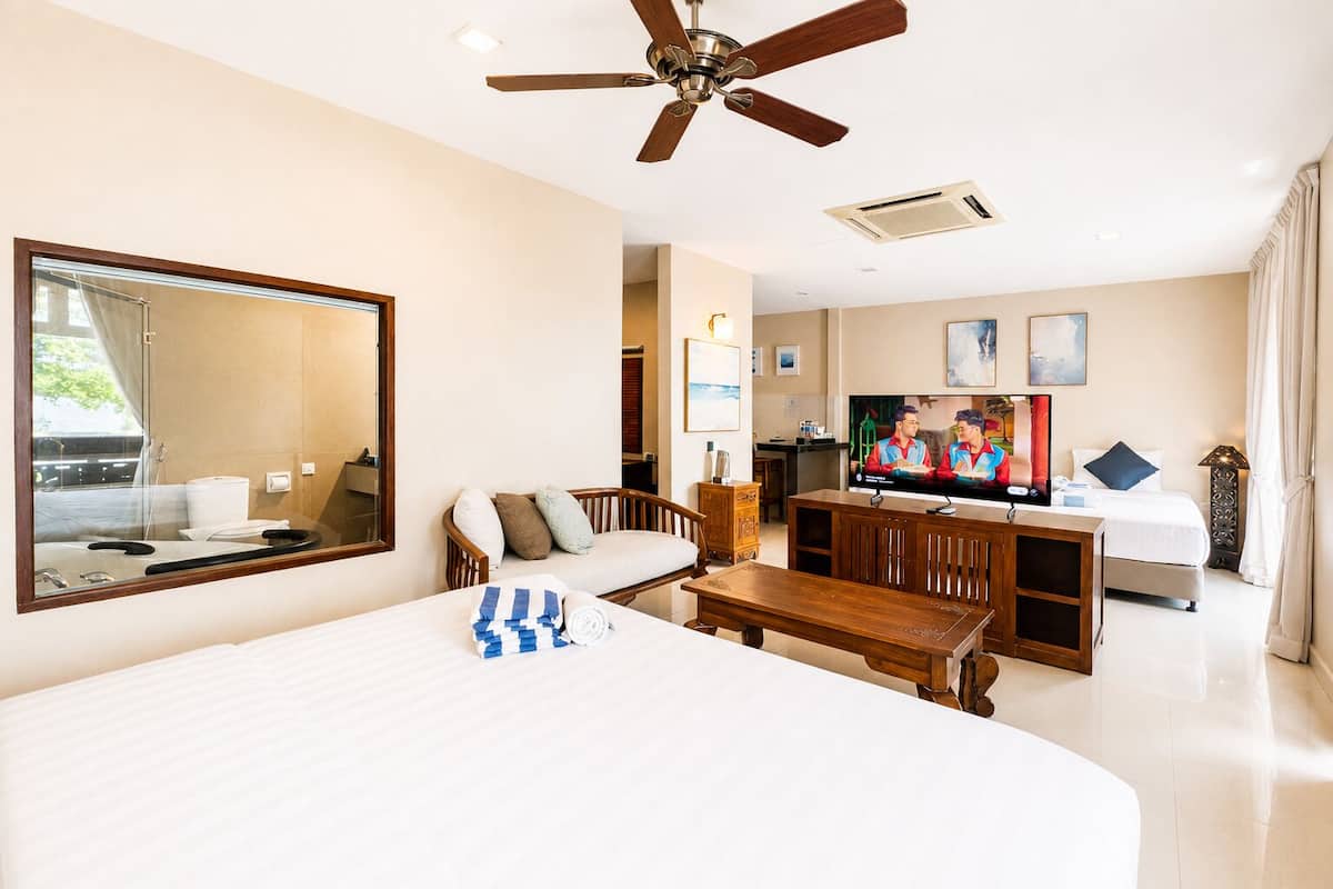 Quarto família | Frigobar (abastecido com itens grátis), cofres nos quartos, escrivaninha