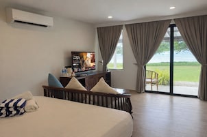 Frigobar (abastecido com itens grátis), cofres nos quartos, escrivaninha