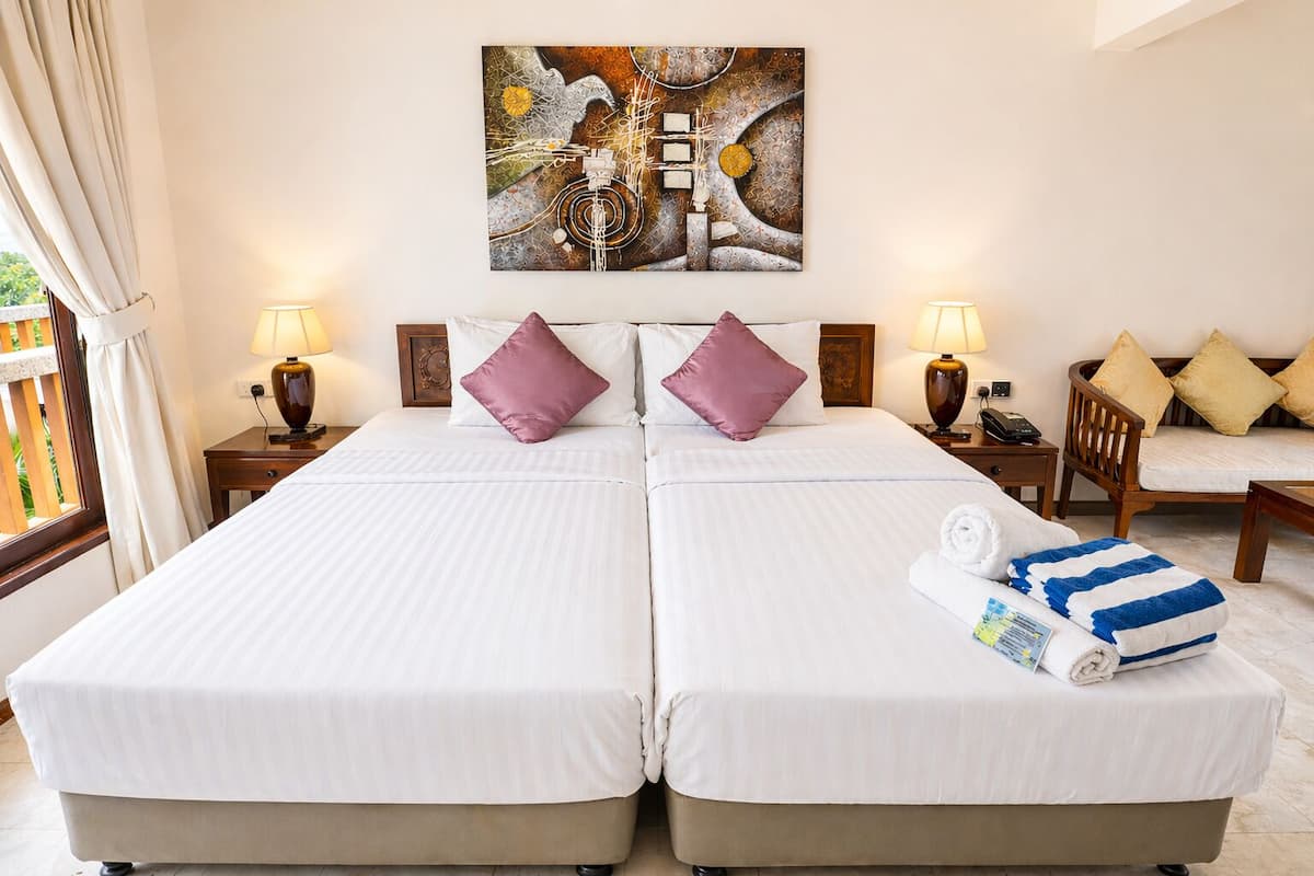 Quarto duplo luxo | Frigobar (abastecido com itens grátis), cofres nos quartos, escrivaninha
