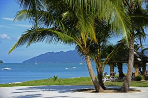 Praia particular, espreguiçadeiras, toalhas de praia 