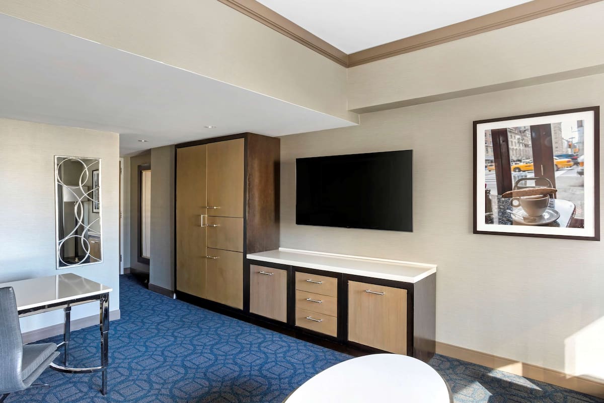 2 Bedroom 2 King Suite with Queen Sofabed | Roupa hipoalergénica, cofre no quarto, secretária