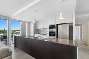 Apartamento | Cozinha privada | Uma cafeteira/bule, um frigorífico, um micro-ondas