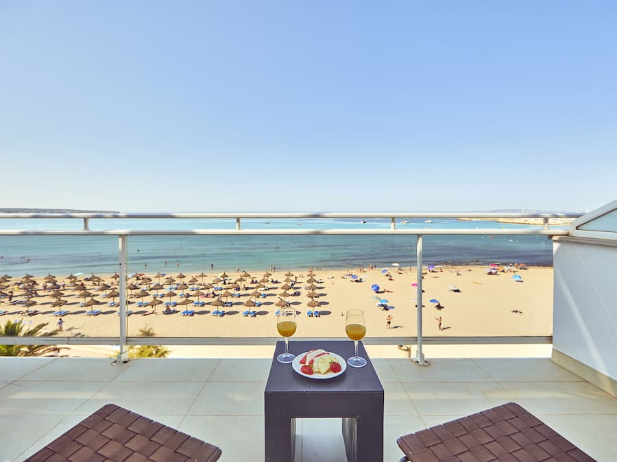 Escrivaninha, cortinas blackout, Wi-Fi de cortesia, roupa de cama