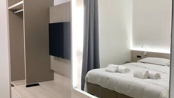 Frigobar, cofres nos quartos, escrivaninha