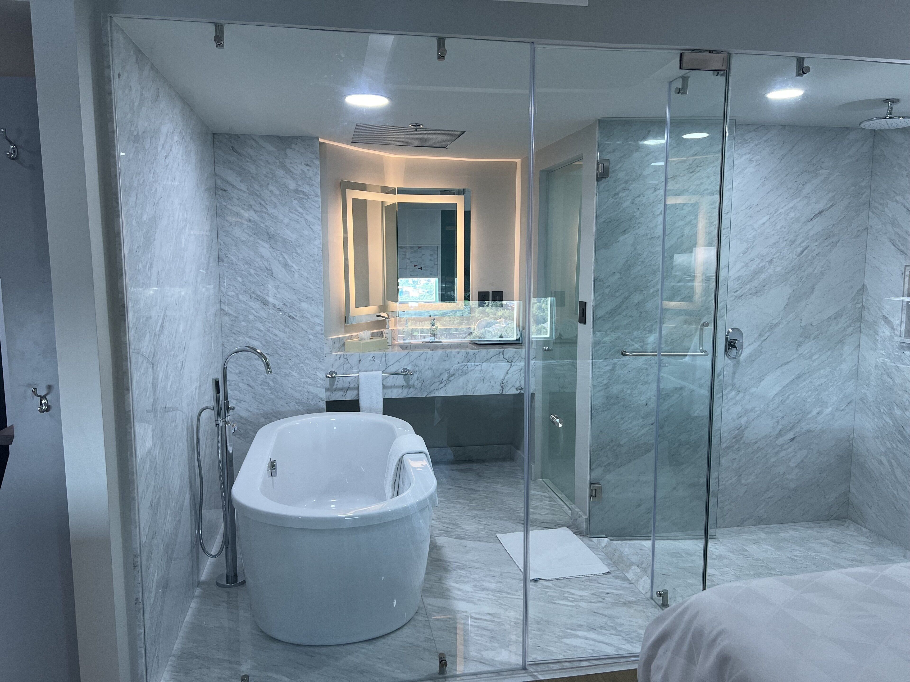 Suíte, 1 cama King | Banheiro | Chuveiro, produtos de toalete grátis, secador de cabelo 