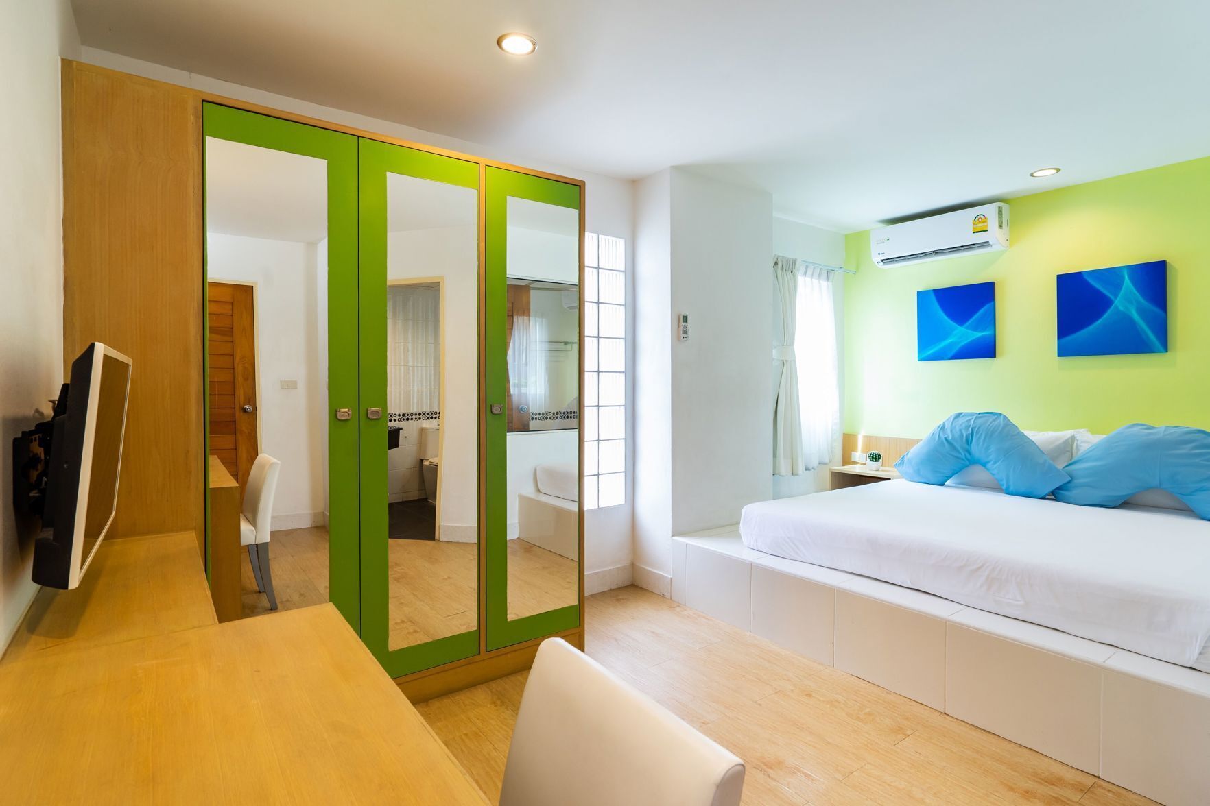 Edredões de penas, minibar, cofre com capacidade para portátil 