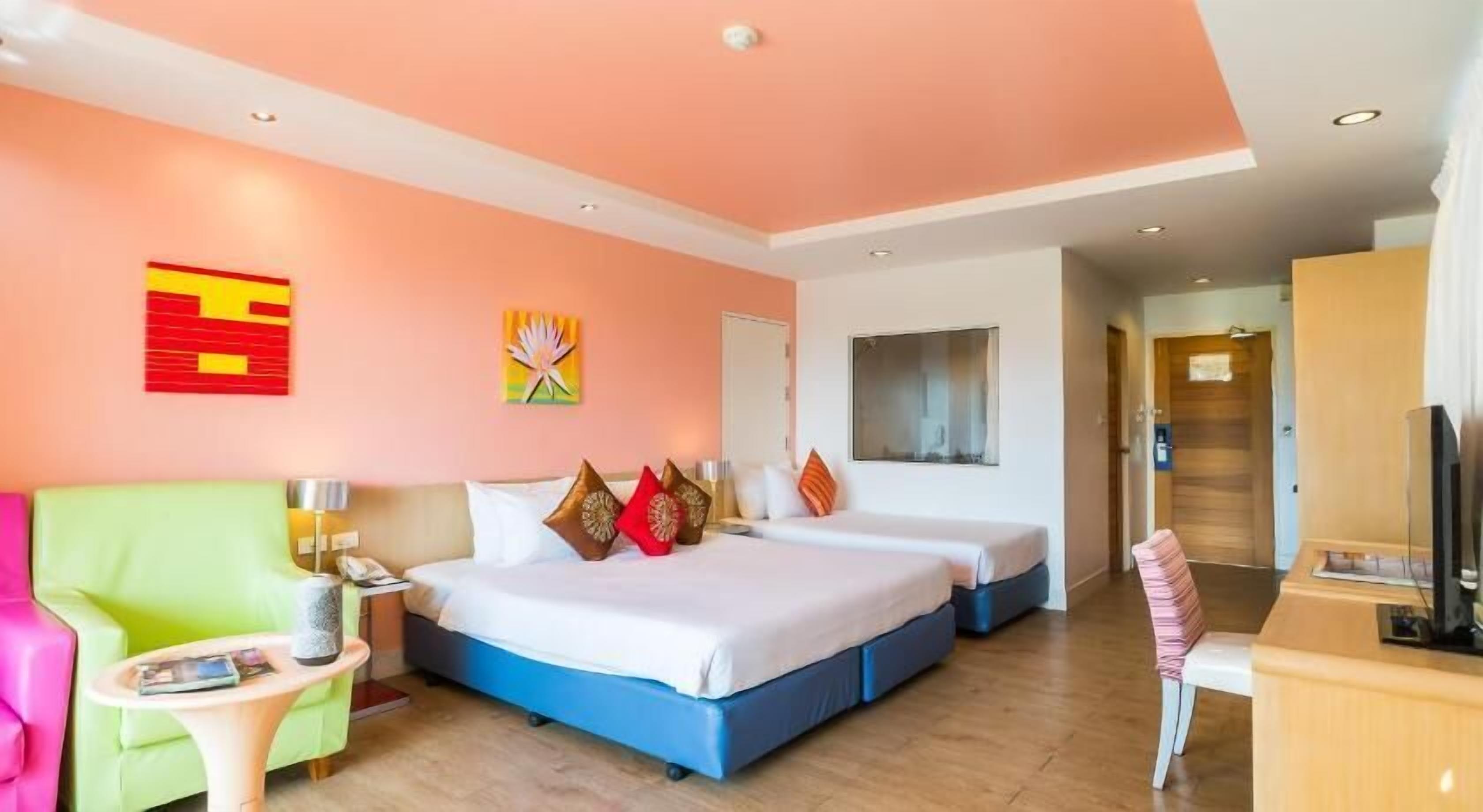 Edredões de penas, minibar, cofre com capacidade para portátil 