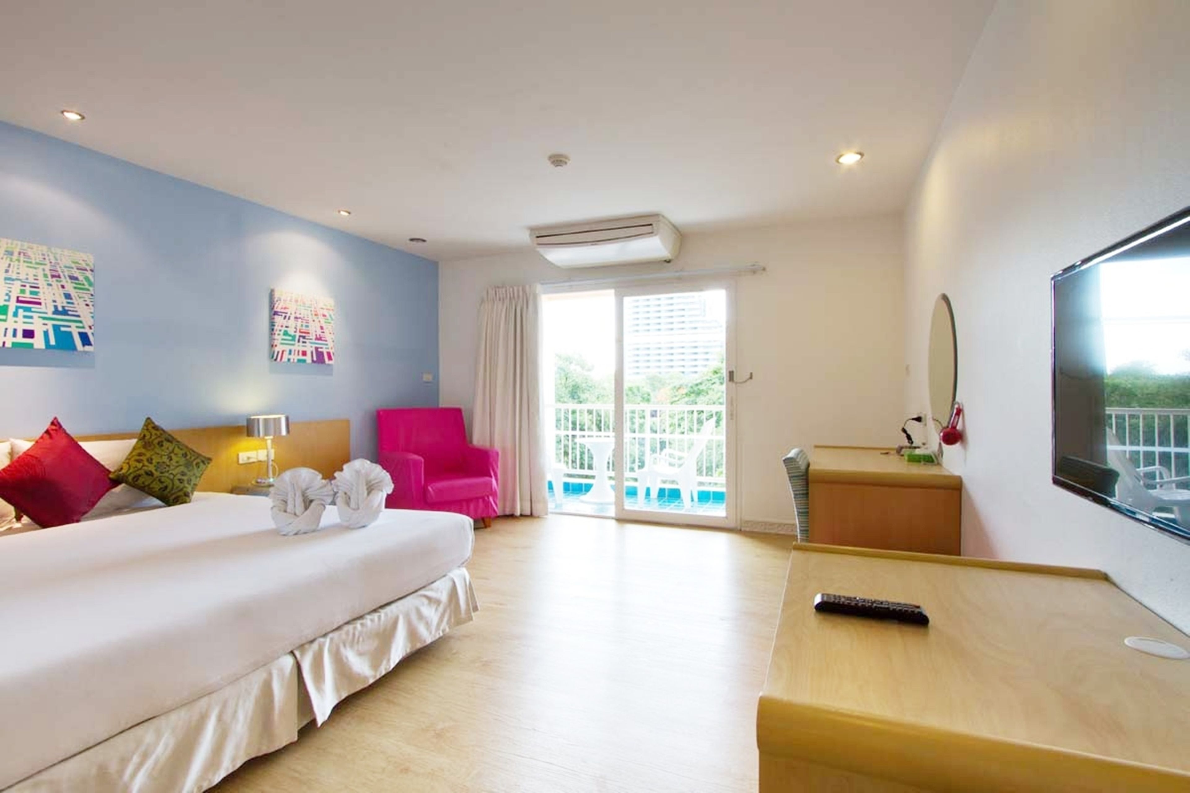 Edredões de penas, minibar, cofre com capacidade para portátil 