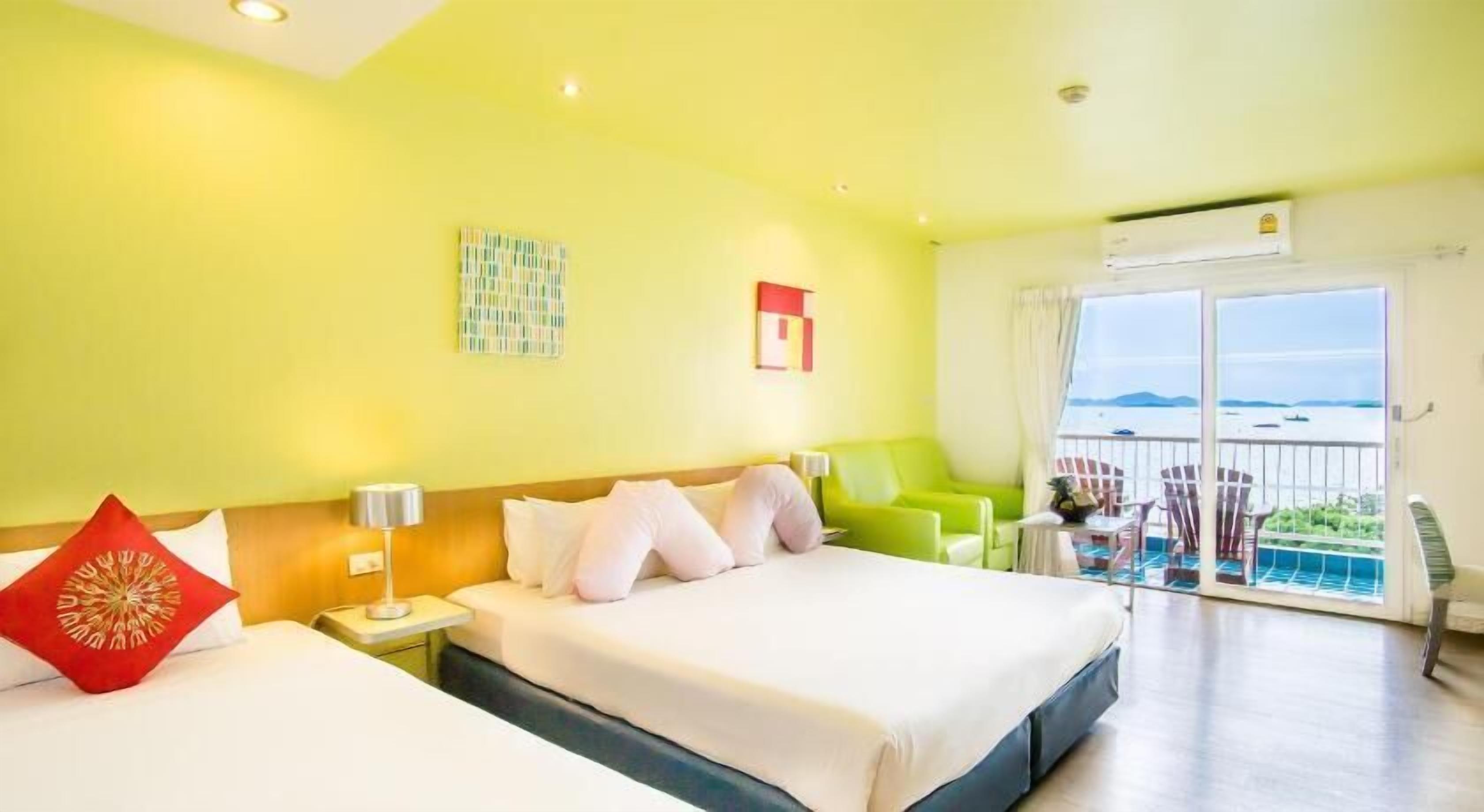 Edredões de penas, minibar, cofre com capacidade para portátil 