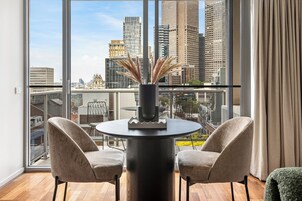 Apartamento Superior, 1 quarto | Sala de estar | Televisor LCD de 55 polegadas com canais digitais, televisor 