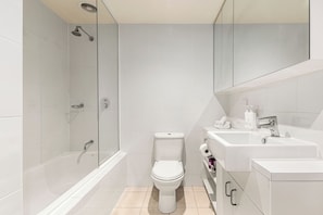 Apartamento Standard | Casa de banho | Uma combinação polibã/banheira, artigos de higiene pessoal grátis