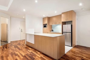 Apartamento Standard | Cozinha privada | Um micro-ondas, uma placa de cozinha, uma cafeteira/bule