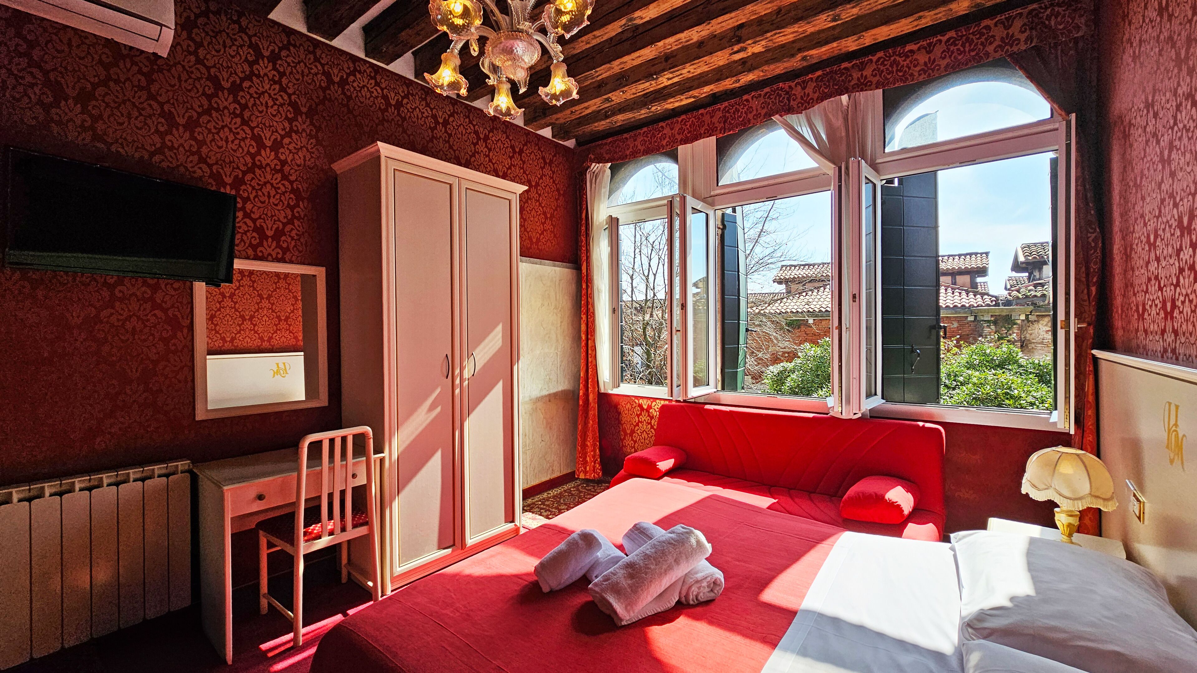 Quarto Quádruplo Clássico (with Private External Bathroom) | Roupa hipoalergénica, edredões de penas, secretária 