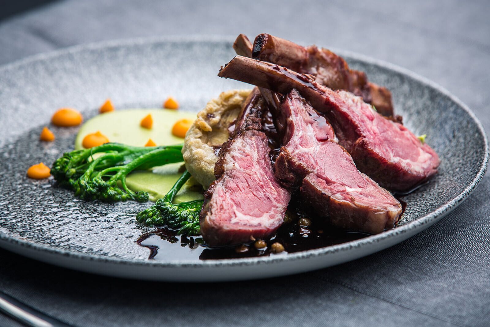 Prato de comida com carne, legumes e molho.