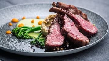 Prato de comida com carne, legumes e molho.