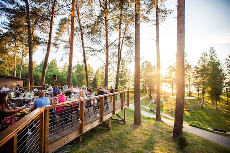 Café da manhã com buffet nos fins de semana (EUR 15 por pessoa) . Hotel Baltvilla