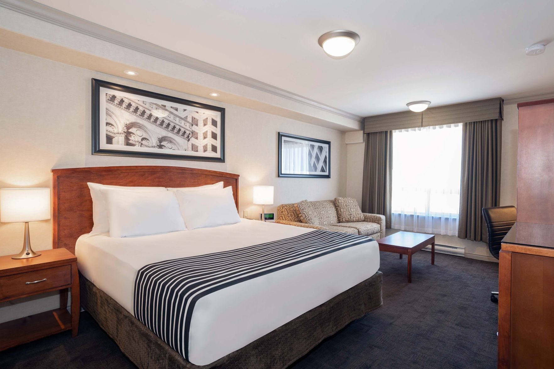 Secretária, secretária adequada para computadores portáteis 