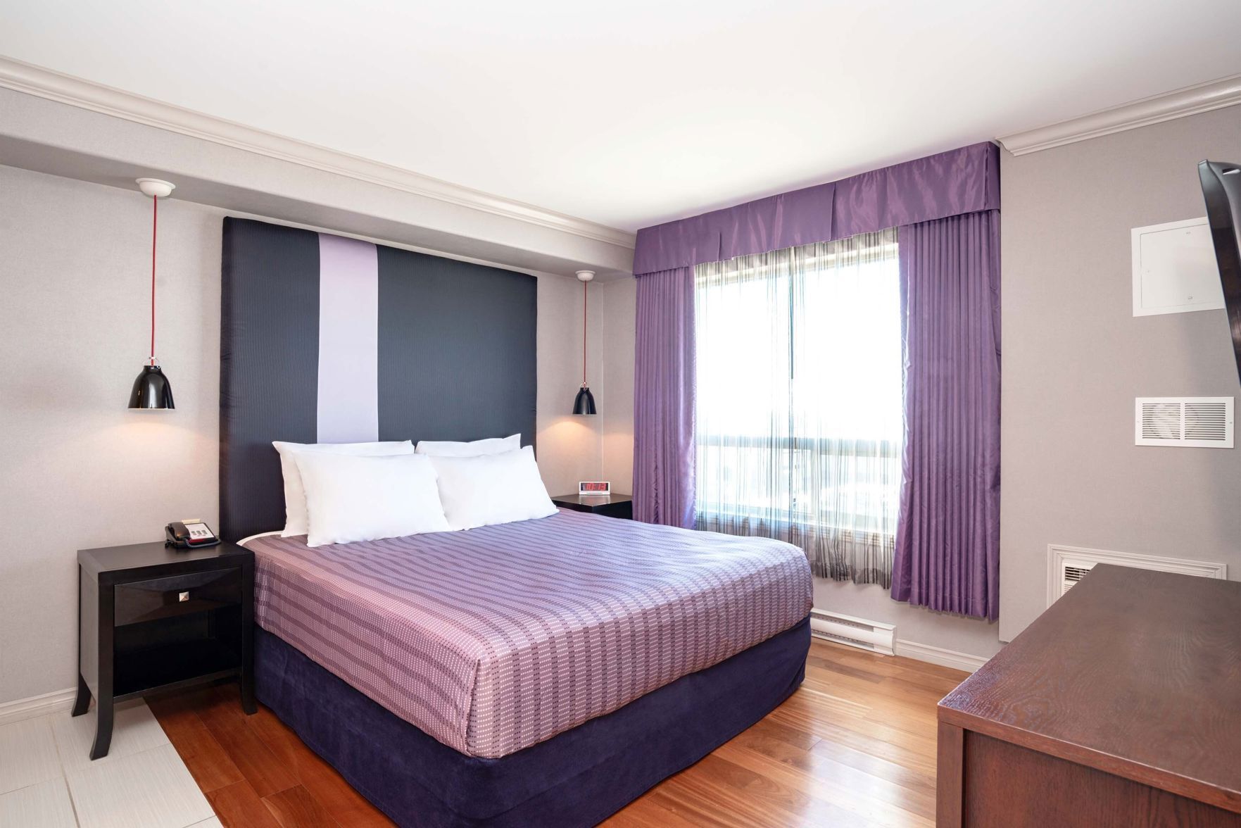 Secretária, secretária adequada para computadores portáteis 